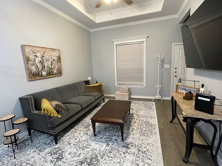 The Farmhouse - Spacious Townhome Minutes From Texas A&m University - College Station, TX