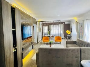 Quarto júnior, sacada, vista para a cidade | Área de estar