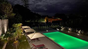 Piscina exterior, guarda-sóis, espreguiçadeiras