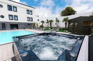 Piscina exterior, guarda-sóis, espreguiçadeiras