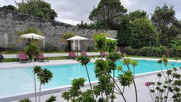 Piscina exterior, guarda-sóis, espreguiçadeiras