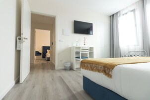 Family Room, 1 Queen Bed and 2 Large Twin Beds | Cofre no quarto, quartos insonorizados, Wi-fi grátis 