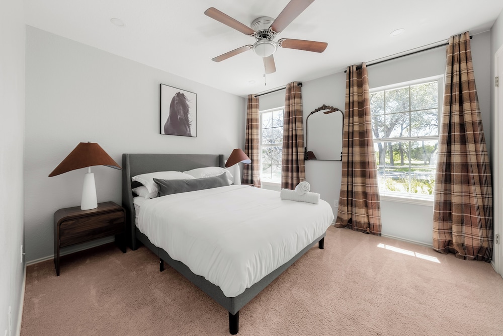 NEW Cozy Cottage Near Lake Travis w/ Pool and Pickleball - Spicewood | Vrbo