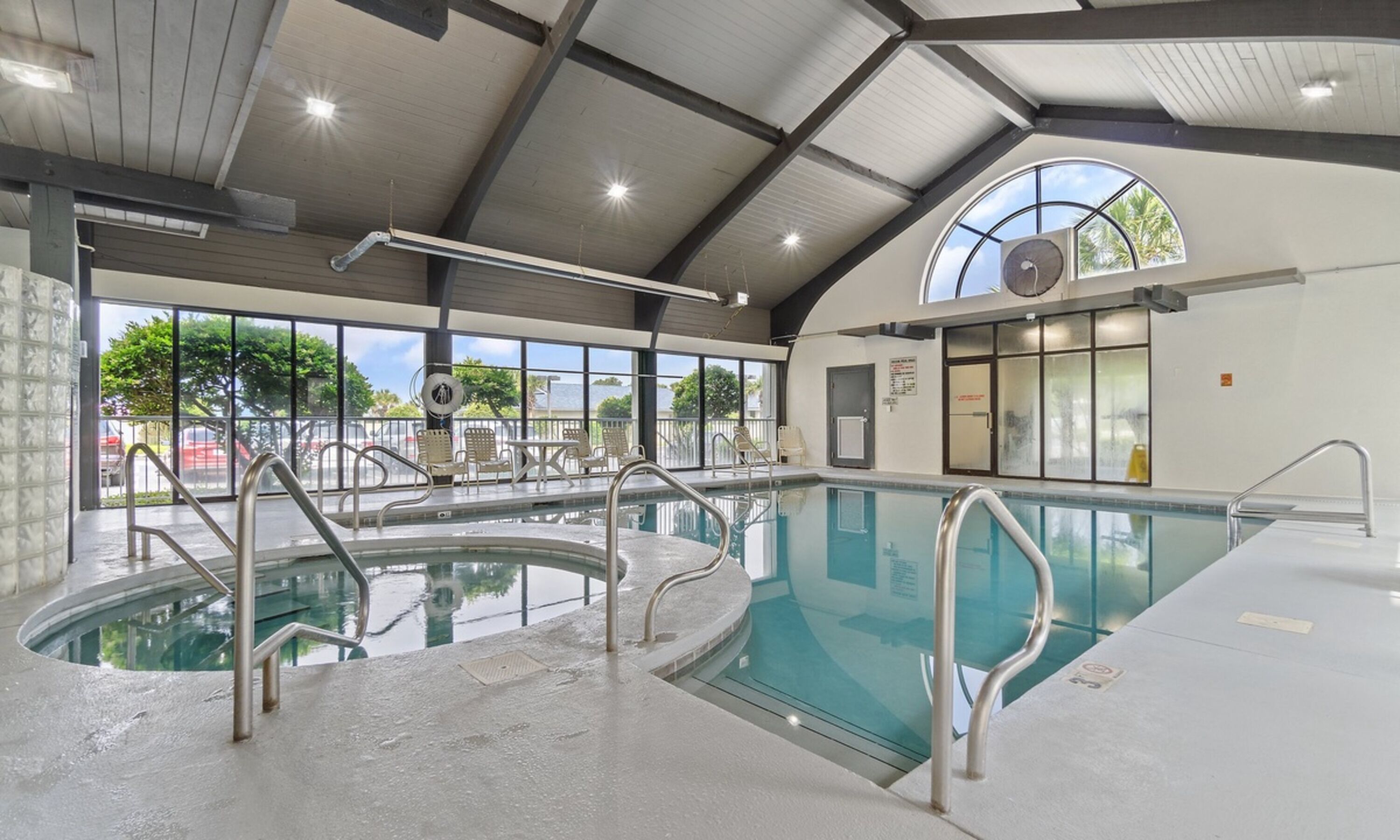 Piscina interior, piscina exterior 