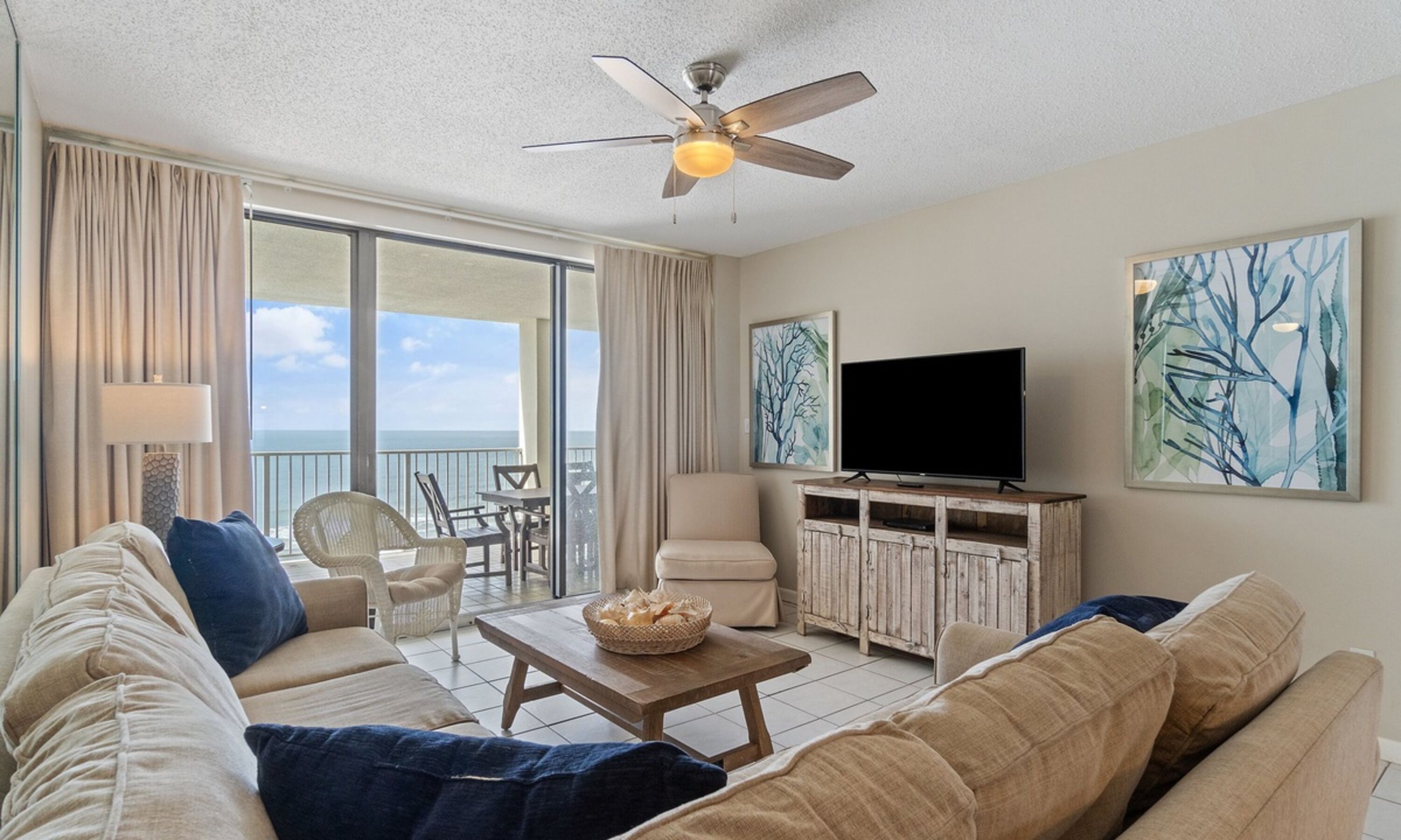 Apartamento Signature em Condomínio Fechado, 3 quartos, vista para a praia, em frente à praia | Sala | Smart TV de 55 polegadas com canais digitais 