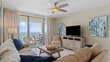 Apartamento Signature em Condomínio Fechado, 3 quartos, vista para a praia, em frente à praia | Sala | Smart TV de 55 polegadas com canais digitais