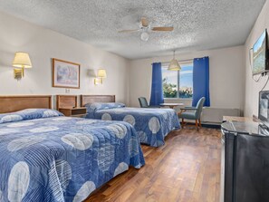 Quarto quádruplo básico | Escrivaninha, Wi-Fi de cortesia