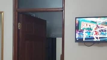 Quarto Duplo Deluxe, Vista para a cidade | Casa de banho | Um polibã, artigos de higiene pessoal grátis, chinelos