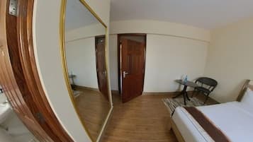 Quarto Individual Deluxe, Vista para a cidade | Wi-fi grátis, roupa de cama fornecida