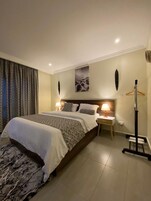Quarto Duplo Deluxe, vista para o jardim | Wi-fi grátis, roupa de cama fornecida 