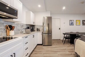 Apartamento Deluxe, 2 quartos | Cozinha privada | Um frigorífico, um micro-ondas, uma placa de cozinha 
