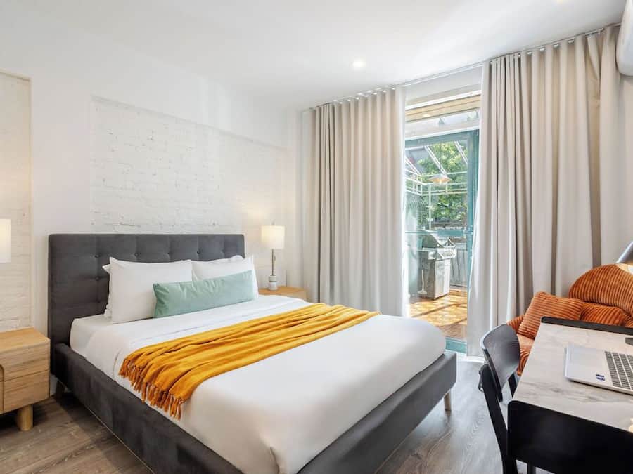 Apartamento Deluxe, 1 cama queen-size | Minibar, ferro/tábua de engomar, Wi-fi grátis, roupa de cama fornecida