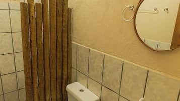 Quarto triplo standard | Banheiro | Chuveiro, produtos de toalete grátis, toalhas de banho, sabonete