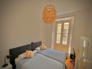 Quarto Básico | Secretária, secretária adequada para computadores portáteis