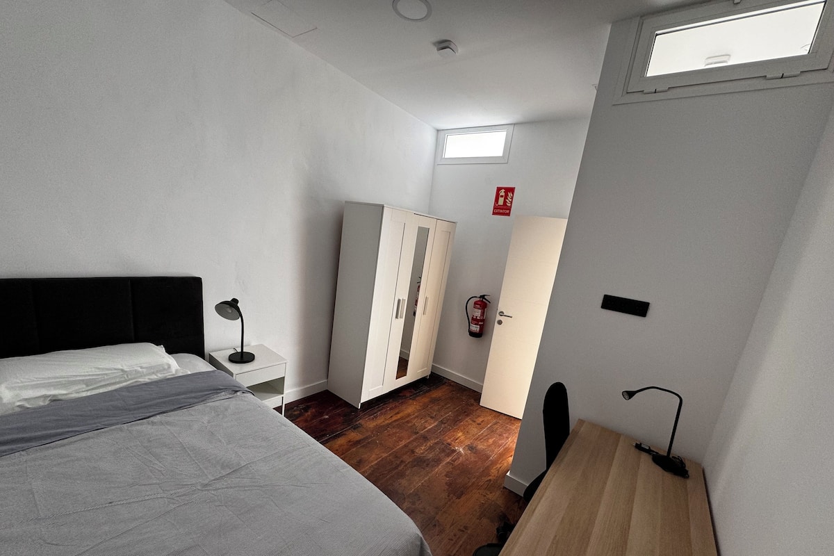 Quarto Básico | Secretária, secretária adequada para computadores portáteis