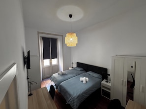 Quarto Básico | Secretária, secretária adequada para computadores portáteis