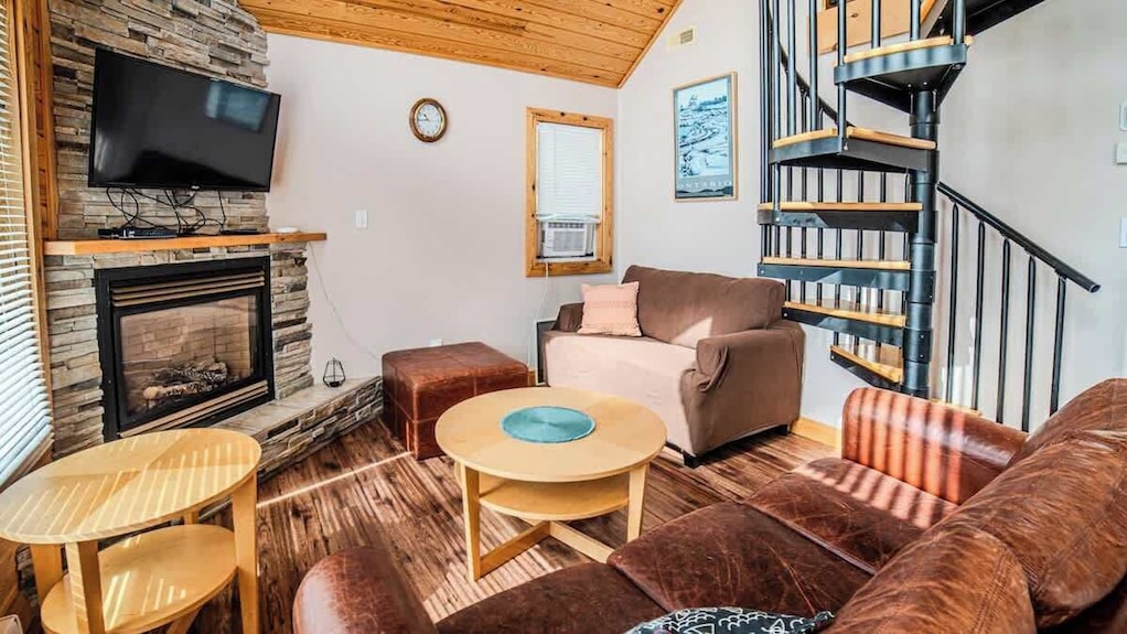 Muskoka Lakefront 3-bdrm Chalet #90 - Muskoka