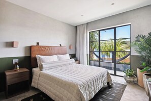 Terrace Queen with View | Cofres nos quartos, ferros/tábuas de passar roupa, Wi-Fi de cortesia