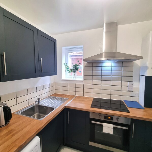 Geladeira, micro-ondas, fogão, cooktop