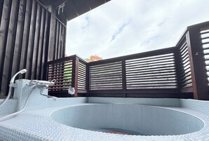 Quarto casal luxo, para não fumantes | Banheiro | Chuveiro/banheira combinados, secador de cabelo, toalhas de banho 