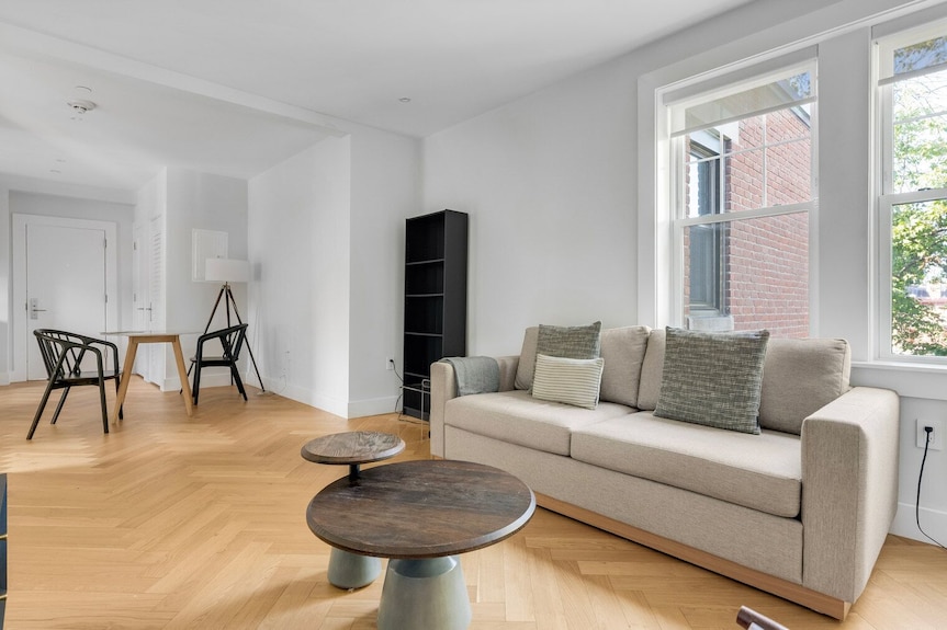 Blueground | Baldwin, Washer, Nr Fresh Pond - Cambridge