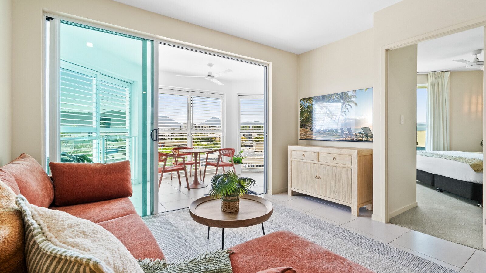 Azureside Apartment Retreat  5th Floor Stay Near Cairns Esplanade With Pool - Cairns