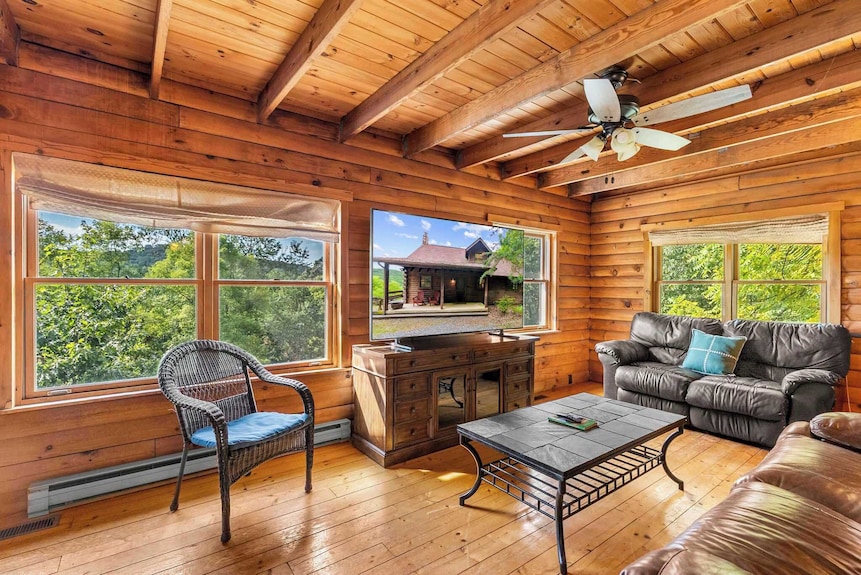 Dog Friendly With Fire Pit And Yard By The River - West Virginia