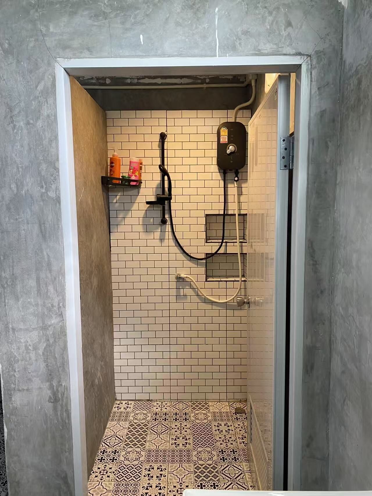 Dormitório Partilhado Económico, apenas para mulheres | Casa de banho | Um polibã, artigos de higiene pessoal grátis, um secador de cabelo 
