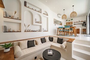 Villa de Luxo, pátio, vista para a piscina | Sala de estar | Televisor de ecrã plano de 75 polegadas com canais por cabo