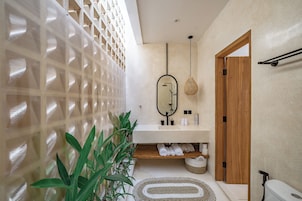 Villa de Luxo, pátio, vista para a piscina | Casa de banho | Artigos de higiene pessoal grátis, um bidé, toalhas fornecidas, sabão