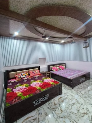 Quarto Quádruplo Básico, Vista para a cidade | Wi-fi grátis, roupa de cama fornecida