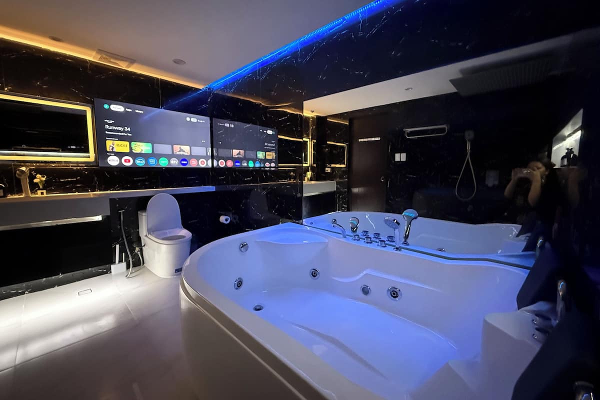 Apartamento Superior, varanda, vista para a piscina | Banheira de hidromassagem