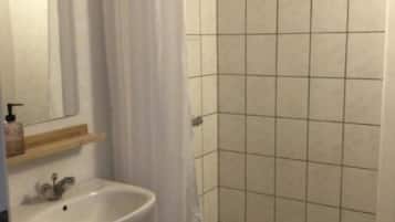 Um polibã, toalhas fornecidas, papel higiénico