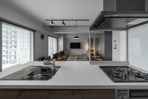 Geladeira, micro-ondas, cooktop, chaleira elétrica