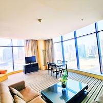 Suíte executiva, vista para o mar | Área de estar | Smart TV 42 polegadas com canais a cabo