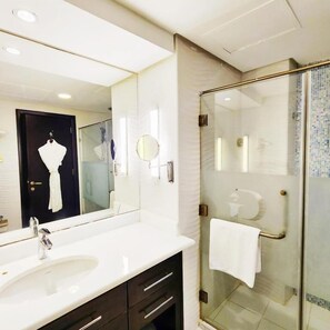 Suite Júnior, vista para o mar | Casa de banho | Um secador de cabelo, chinelos, toalhas fornecidas, sabão