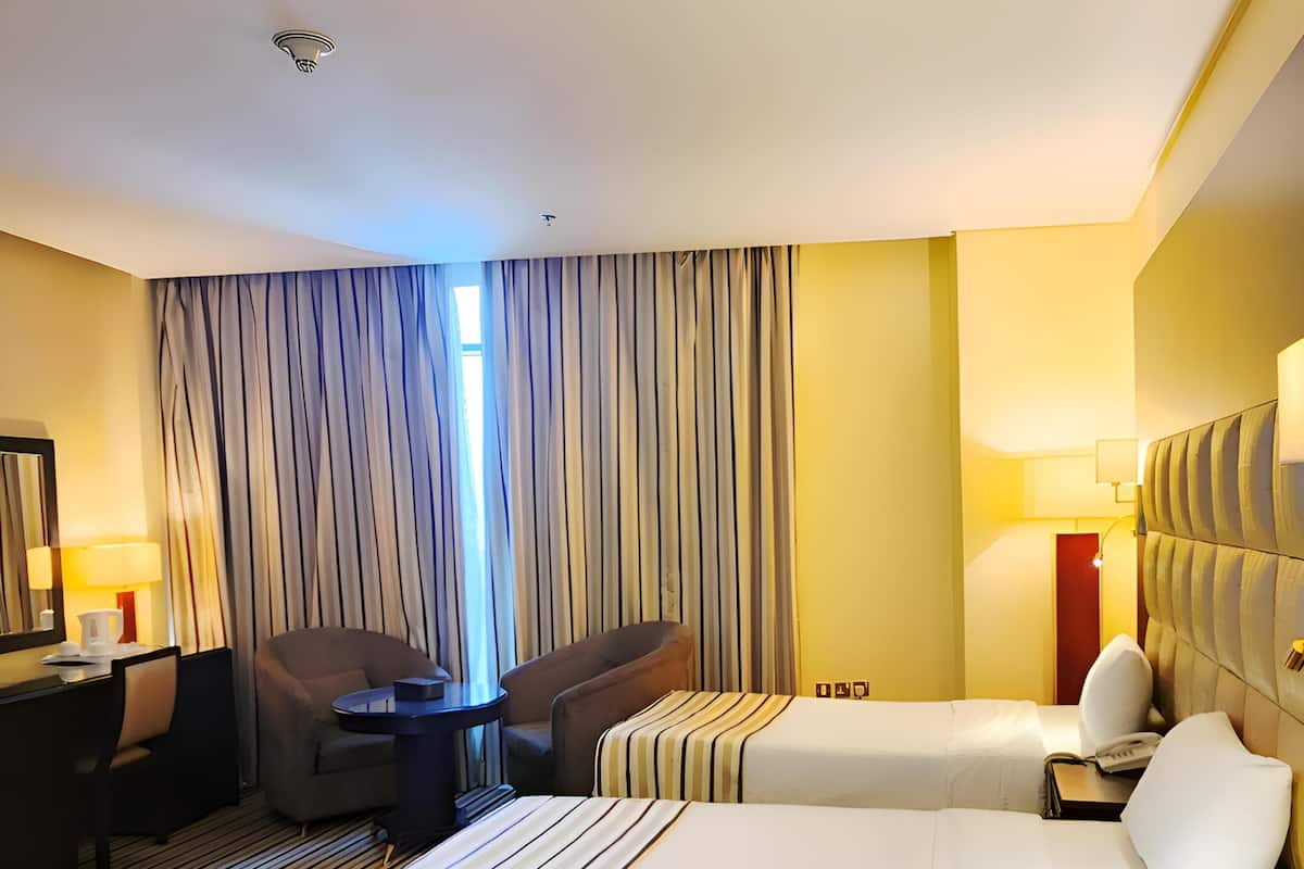 Quarto Twin Deluxe, vista para o mar | Cofre no quarto, cortinas/cortinados opacos, ferro/tábua de engomar