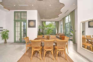 Villa Deluxe, 4 quartos, varanda, vista para o jardim | Sala de estar