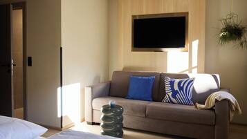 Quarto triplo, sacada, vista para a montanha | Roupas de cama antialérgicas, frigobar, cofres nos quartos