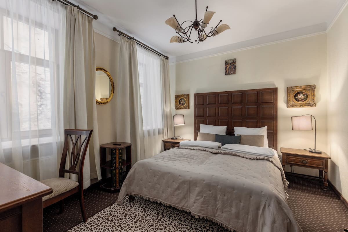 Quarto Clássico com Cama de Casal | Ferro/tábua de engomar, Wi-fi grátis