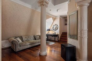 Suite Superior, Vista para a cidade | Sala de estar | Televisor 