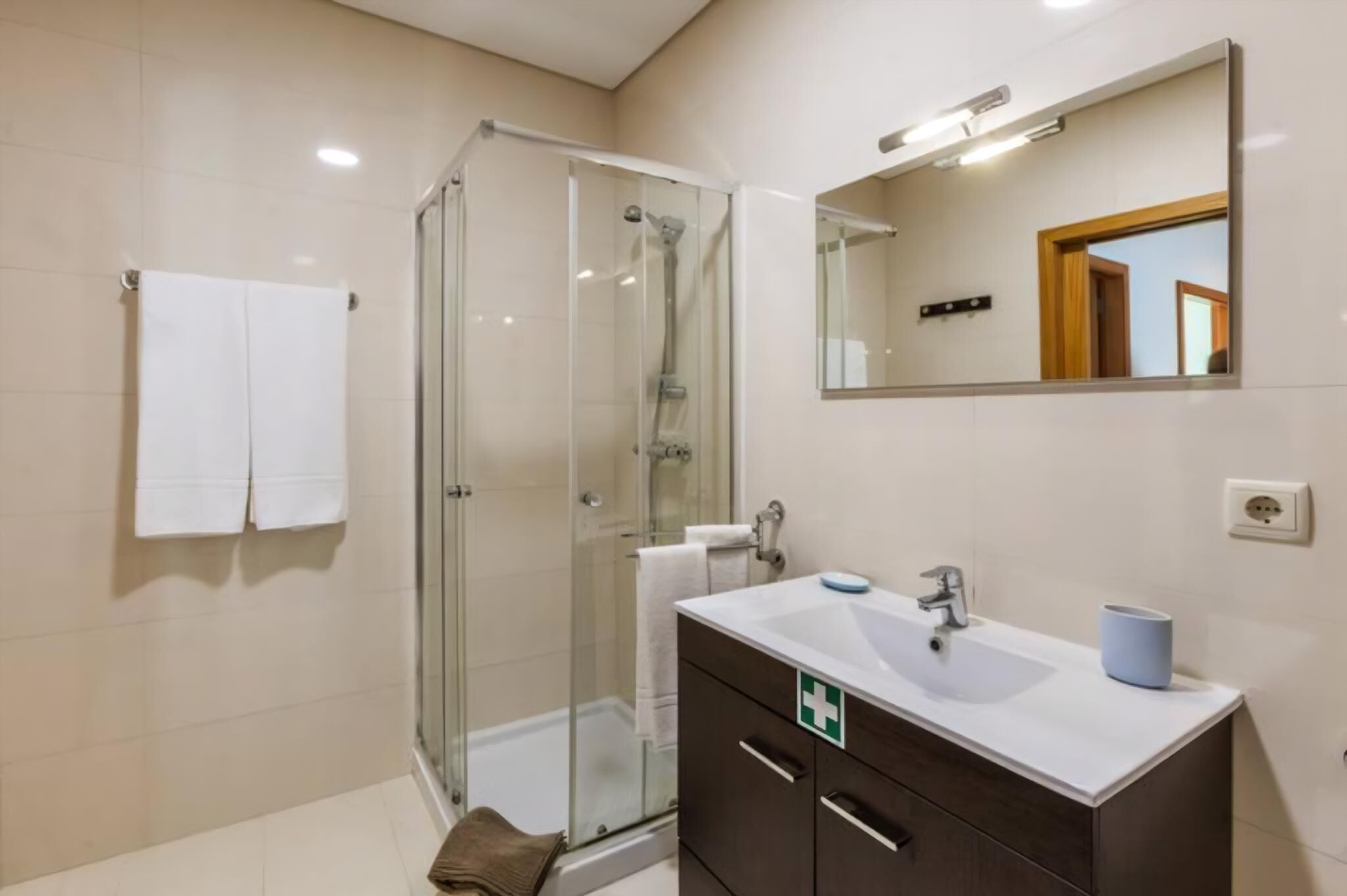 Apartamento (Two-Bedroom Apartment) | Banheiro | Chuveiro, secador de cabelo, toalhas de banho, sabonete