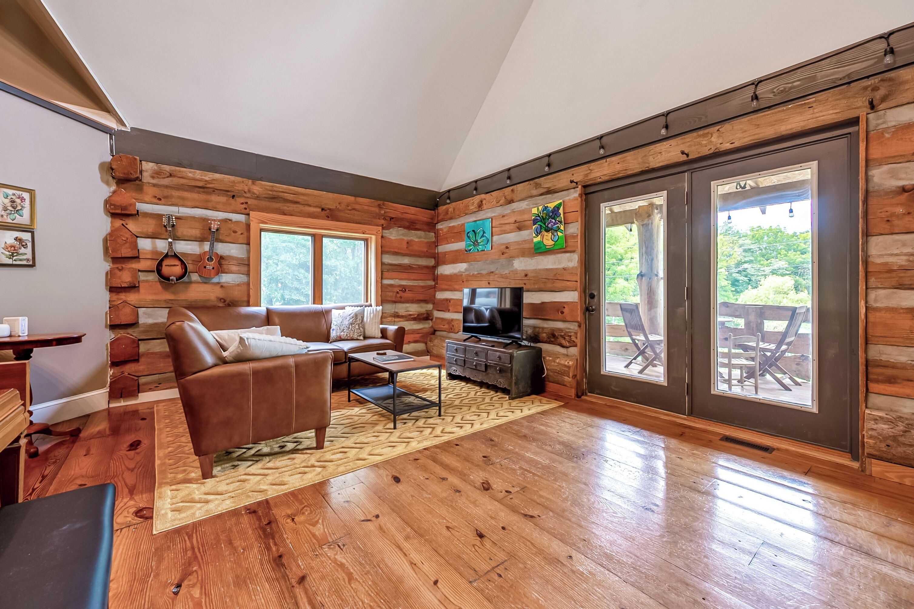 Rustic Log Cabin With Modern Comforts, Scenic Views, And Cozy Spaces For The Perfect Getaway. - Pembroke, VA