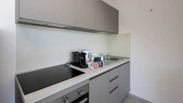 Estúdio Comfort, junto ao jardim | Cozinha privada | Um frigorífico, uma placa de cozinha, utensílios de cozinha