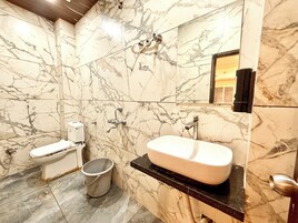 Chuveiro, chuveiro com efeito de chuva, bidê, toalhas de banho