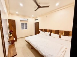 Quarto quádruplo superior | Roupas de cama premium, escrivaninha, espaço de trabalho para notebook