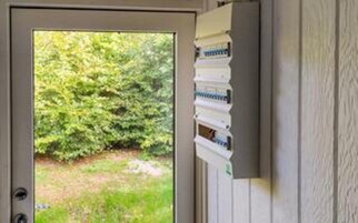 Uma porta com vista para uma área verde e arborizada lá fora.