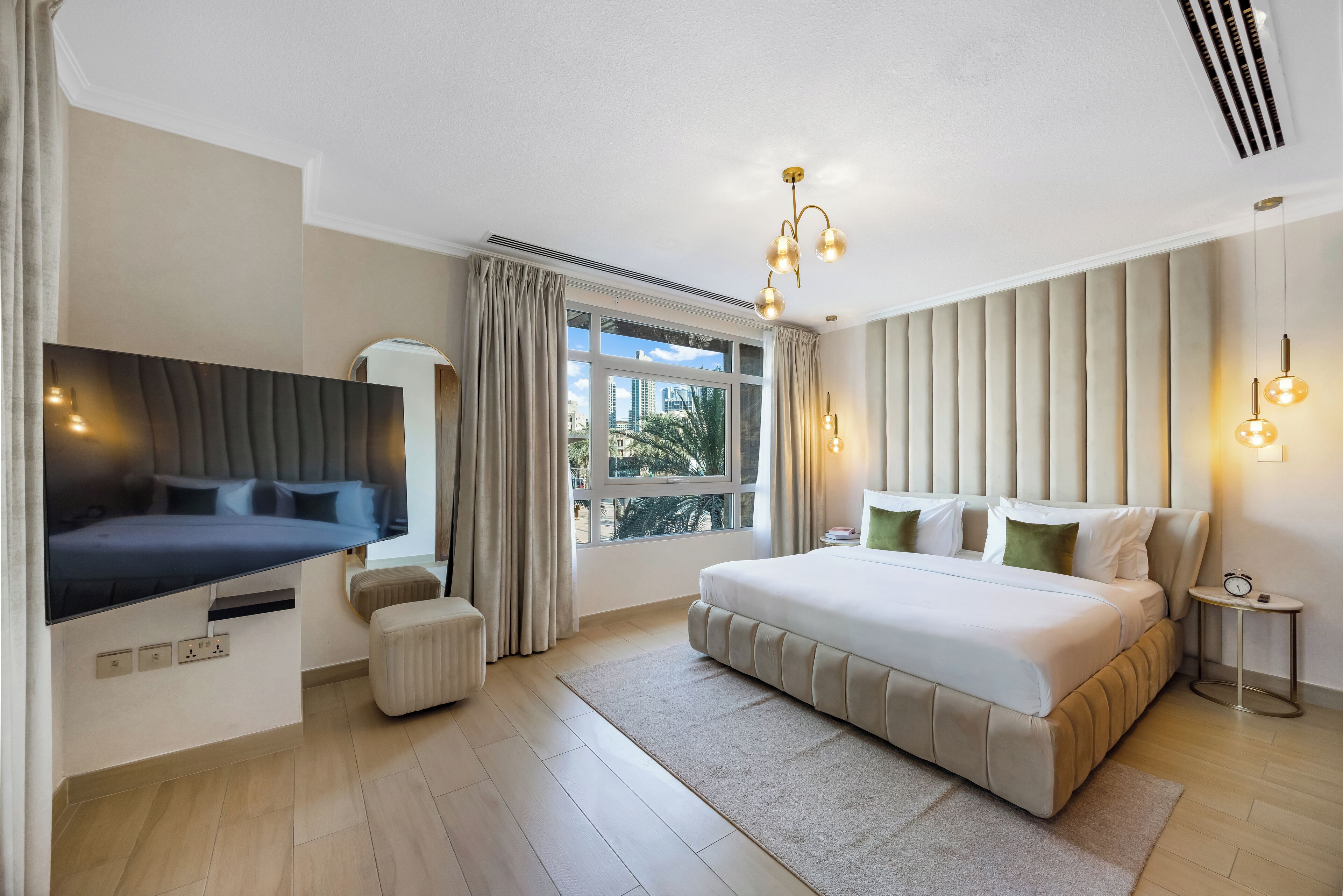 Apartamento, sacada, vista para a cidade | Cofres nos quartos, ferros/tábuas de passar roupa, Wi-Fi de cortesia