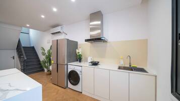 Villa Sénior | Cozinha privada | Um frigorífico, utensílios de cozinha, Produtos de limpeza