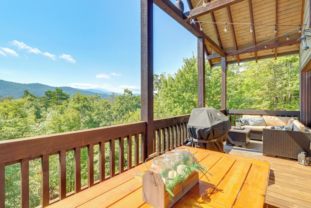 Family Oasis W/ Game Room & 2 Decks In Blue Ridge! - Blue Ridge, GA